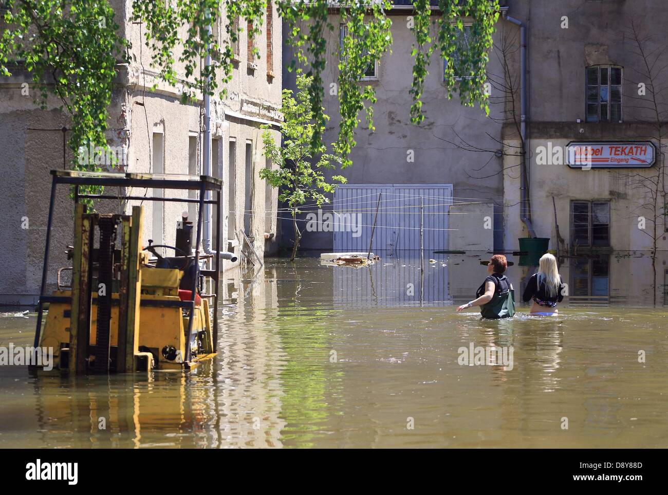Nienburg, Germany. 6th June 2013. Women walk through the flood water in ...