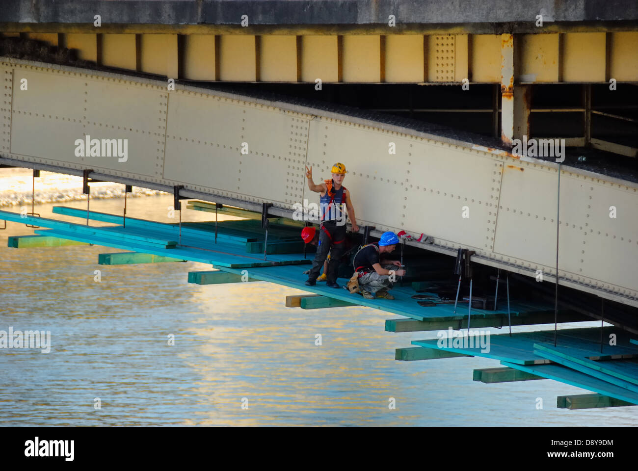 Bridge workers hi-res stock photography and images - Alamy