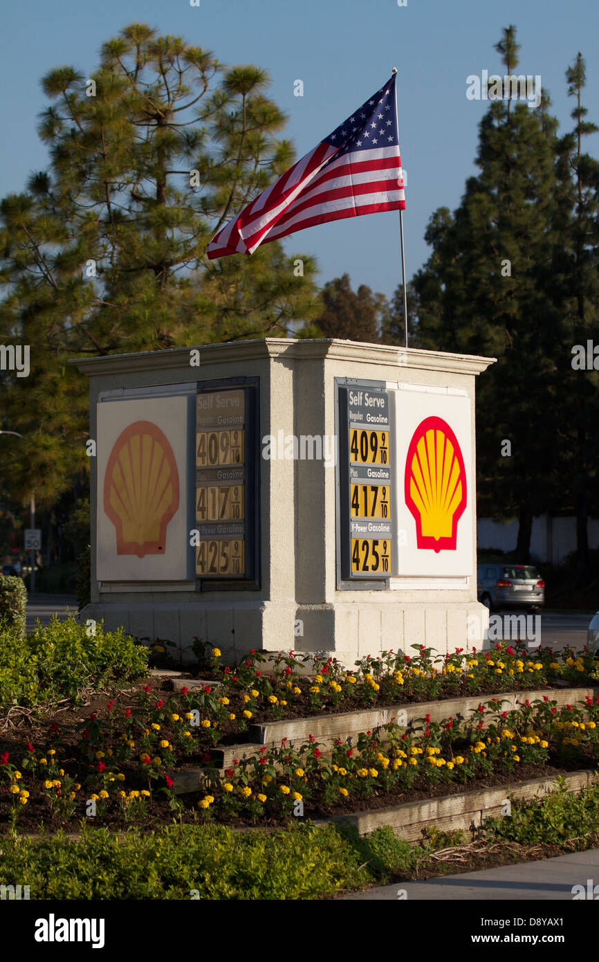 American Gas prices at a Shell gas station Stock Photo - Alamy