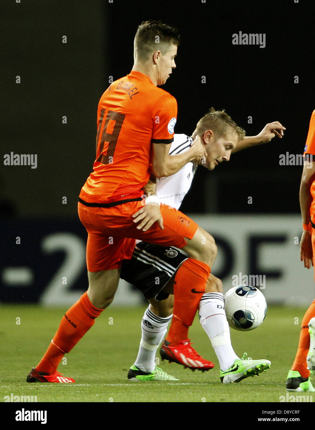 Lewis Holtby (R)) of Germany and Marco van Ginkel of The Netherlands ...
