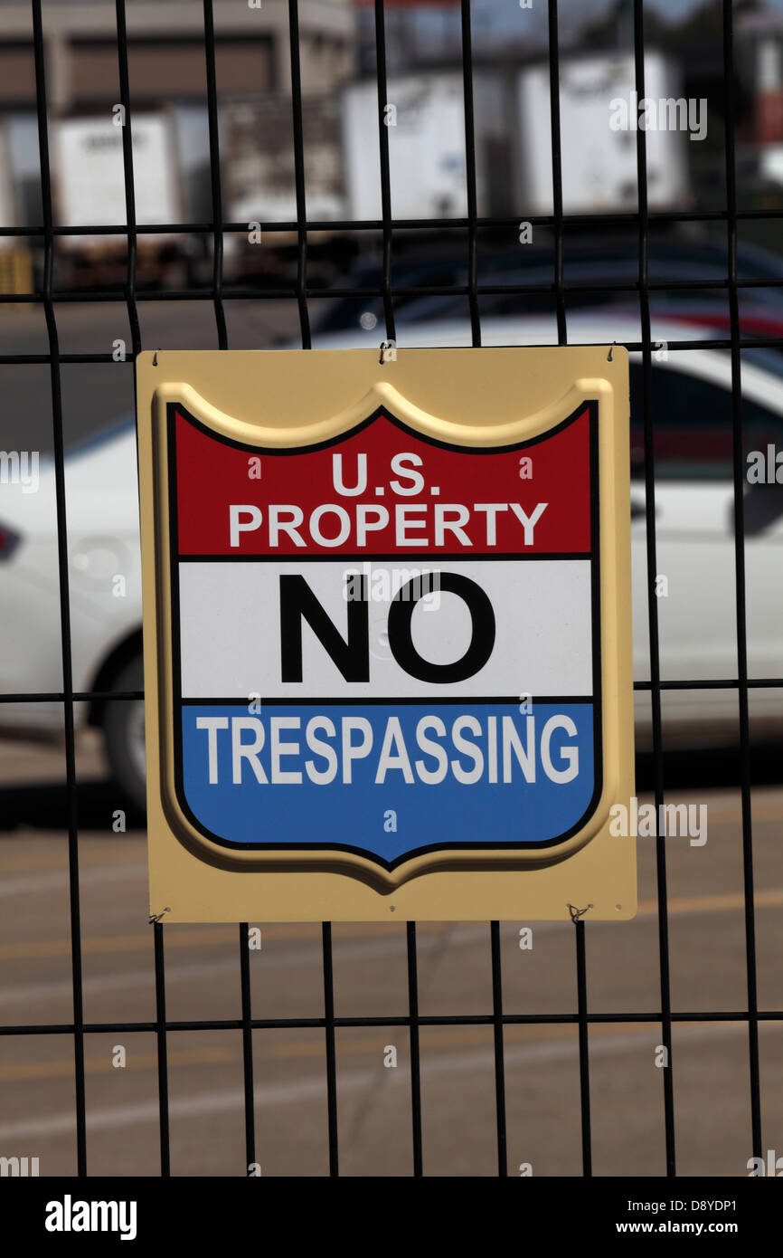 U.S. Property No Trespassing sign Stock Photo - Alamy