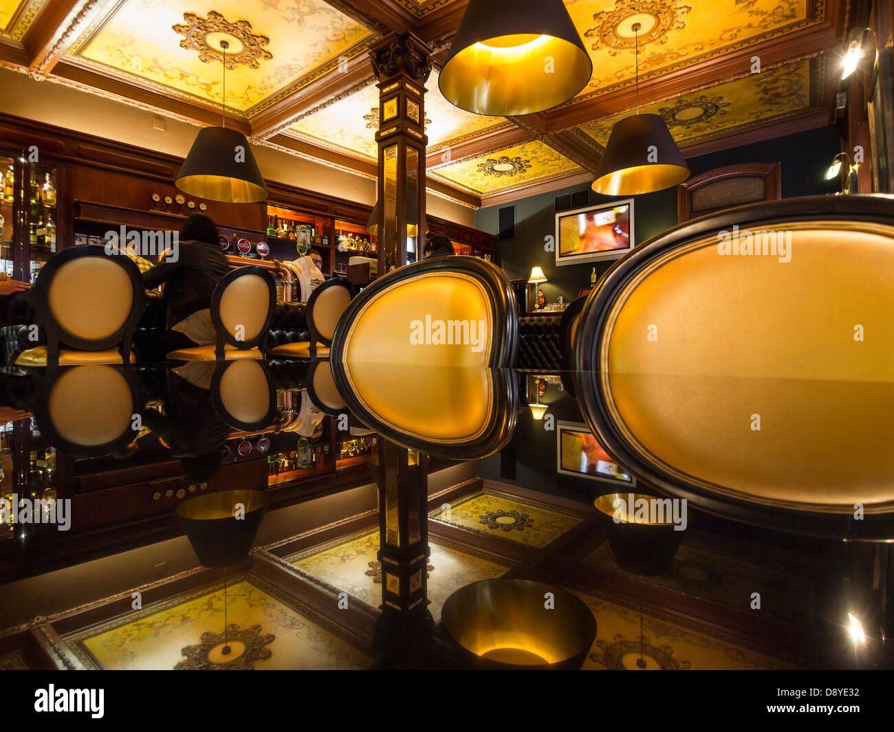 Fancy french restaurant table hi-res stock photography and images - Alamy