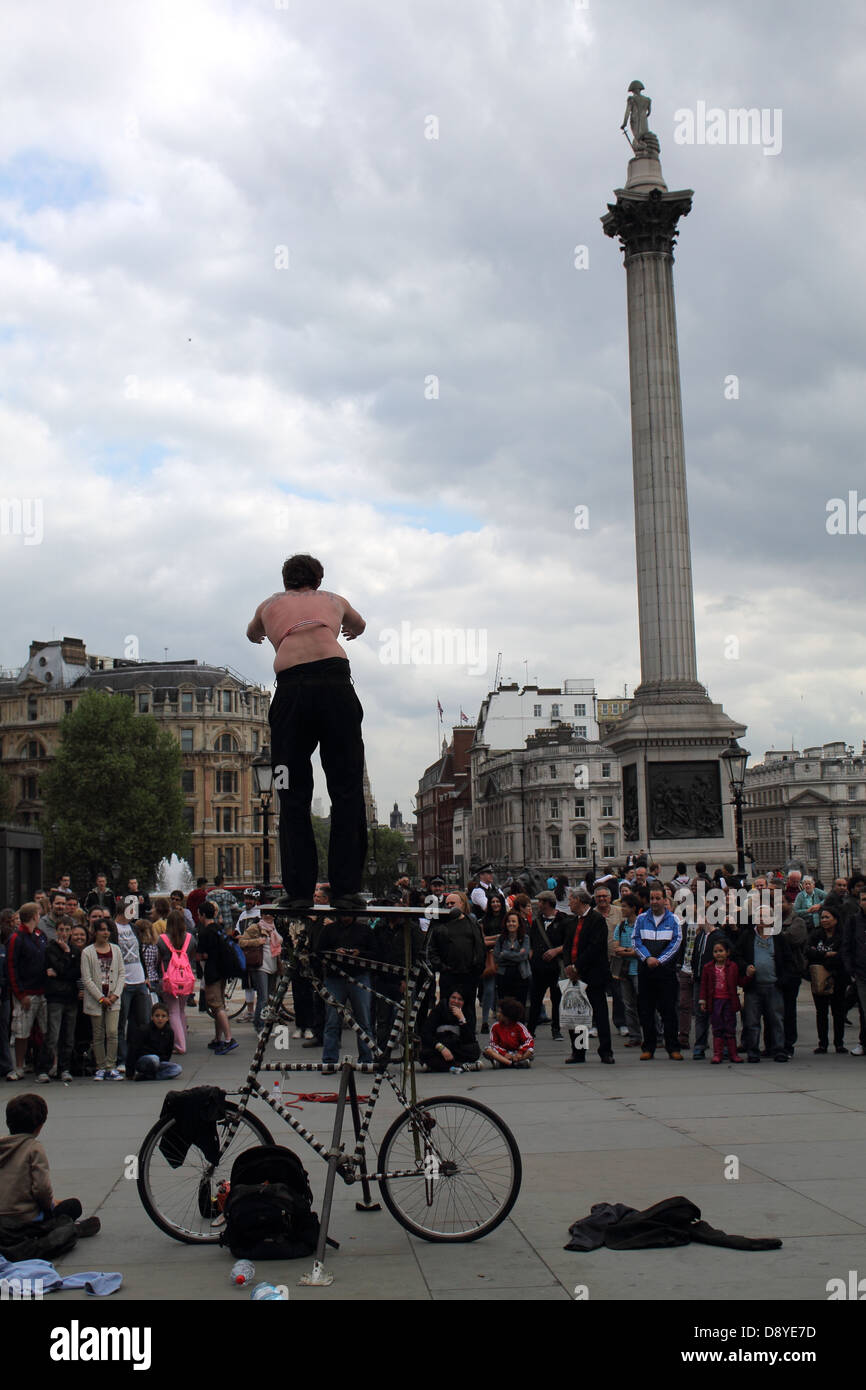 street artist performance in trafalgar square London Stock Photo - Alamy