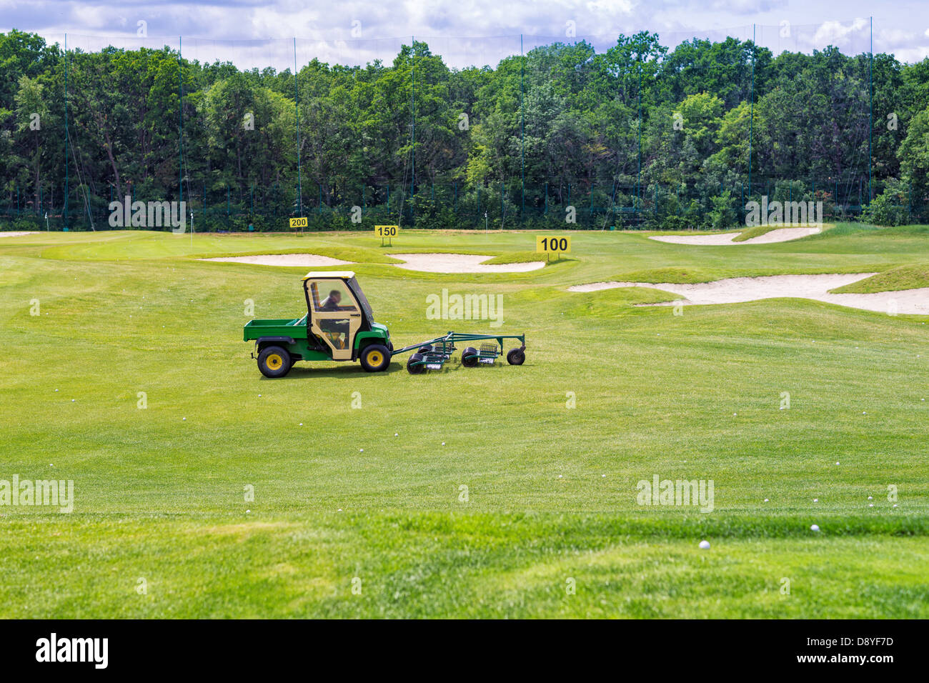 Perfect wavy ground with nice green grass on a golf field Stock Photo ...