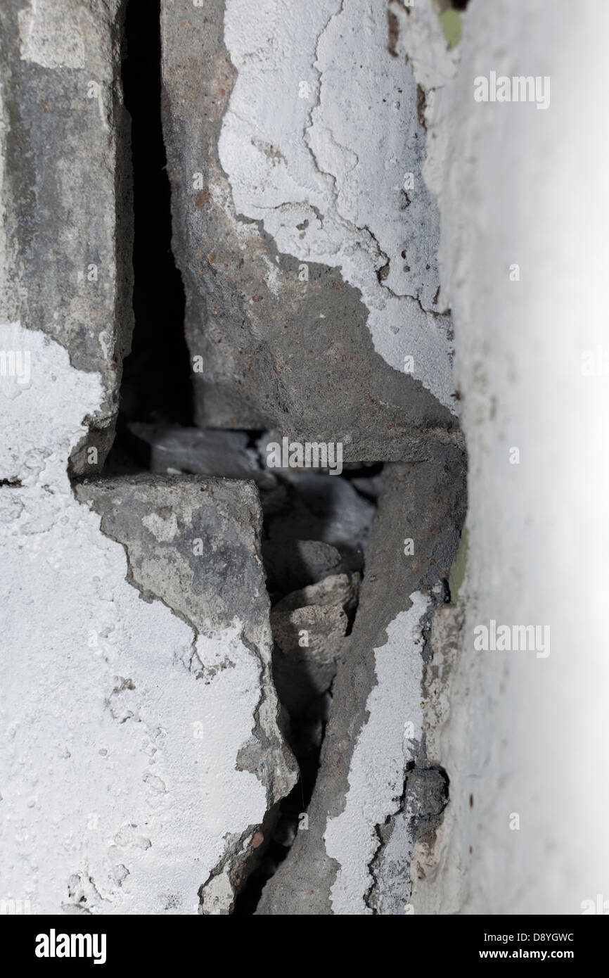 Crack in cinderblock wall Stock Photo - Alamy