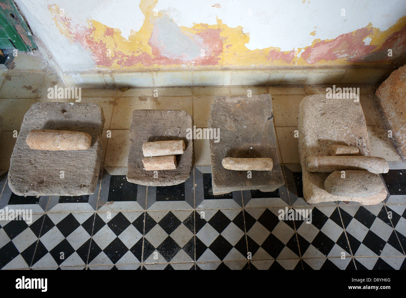 Mayan metates hi-res stock photography and images - Alamy