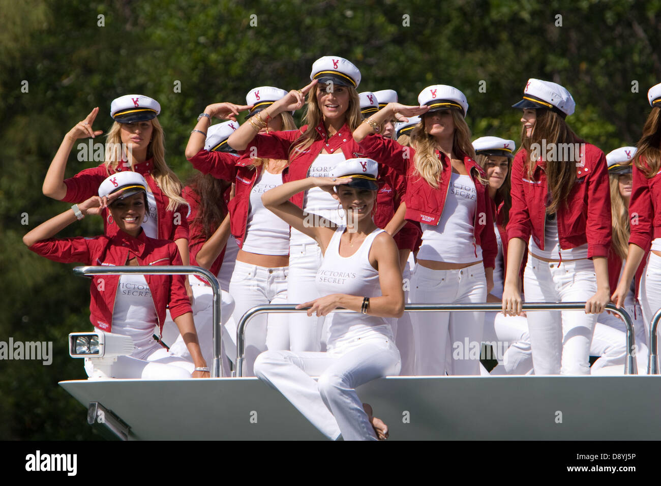 Adriana lima alessandra ambrosio miranda hi-res stock photography and ...