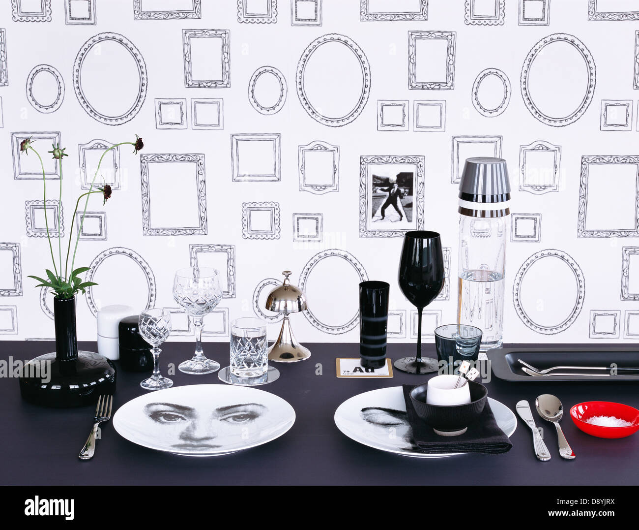 A set table Stock Photo - Alamy