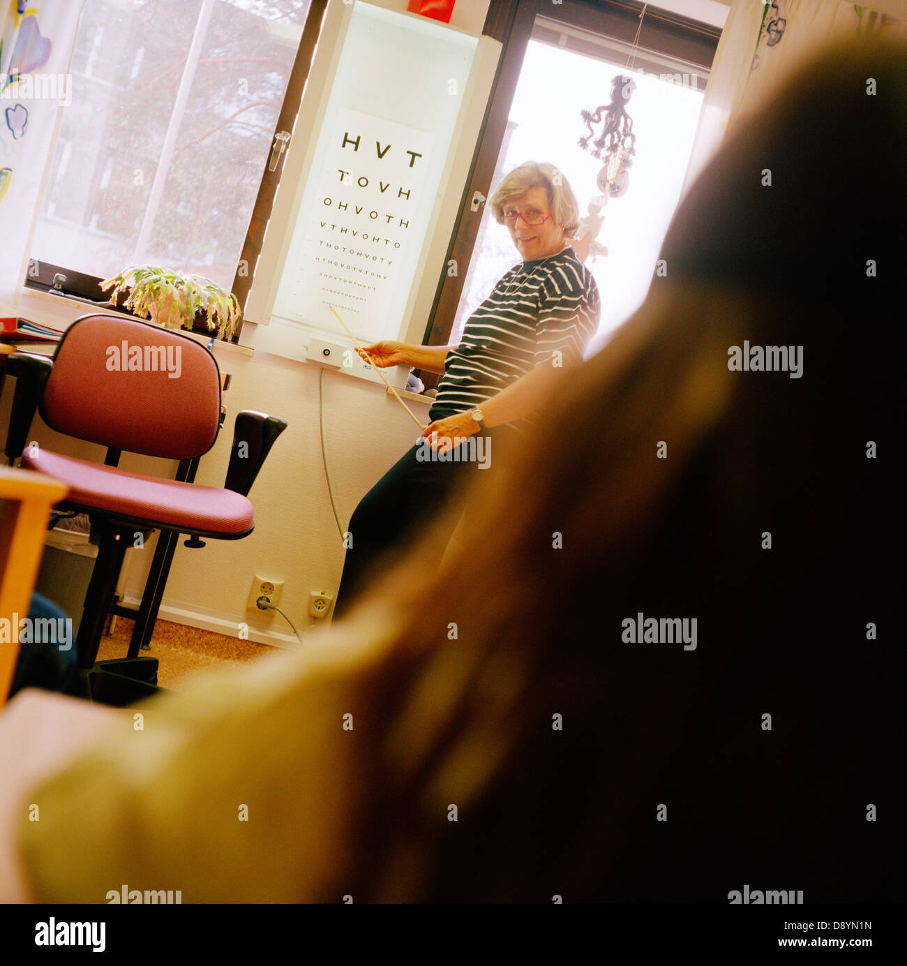 Doctor testing vision of girl Stock Photo - Alamy