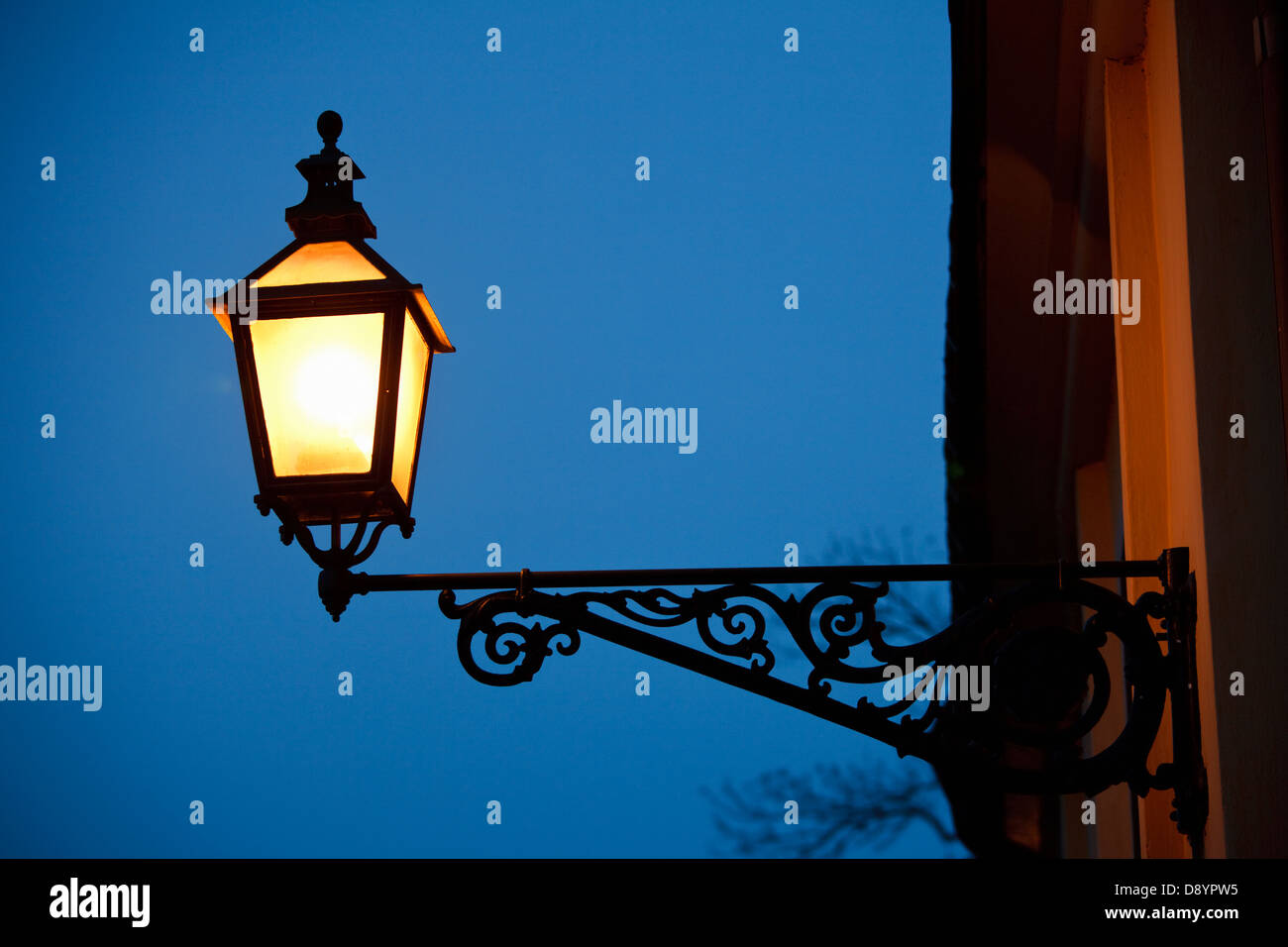 Street light dusk hi-res stock photography and images - Alamy