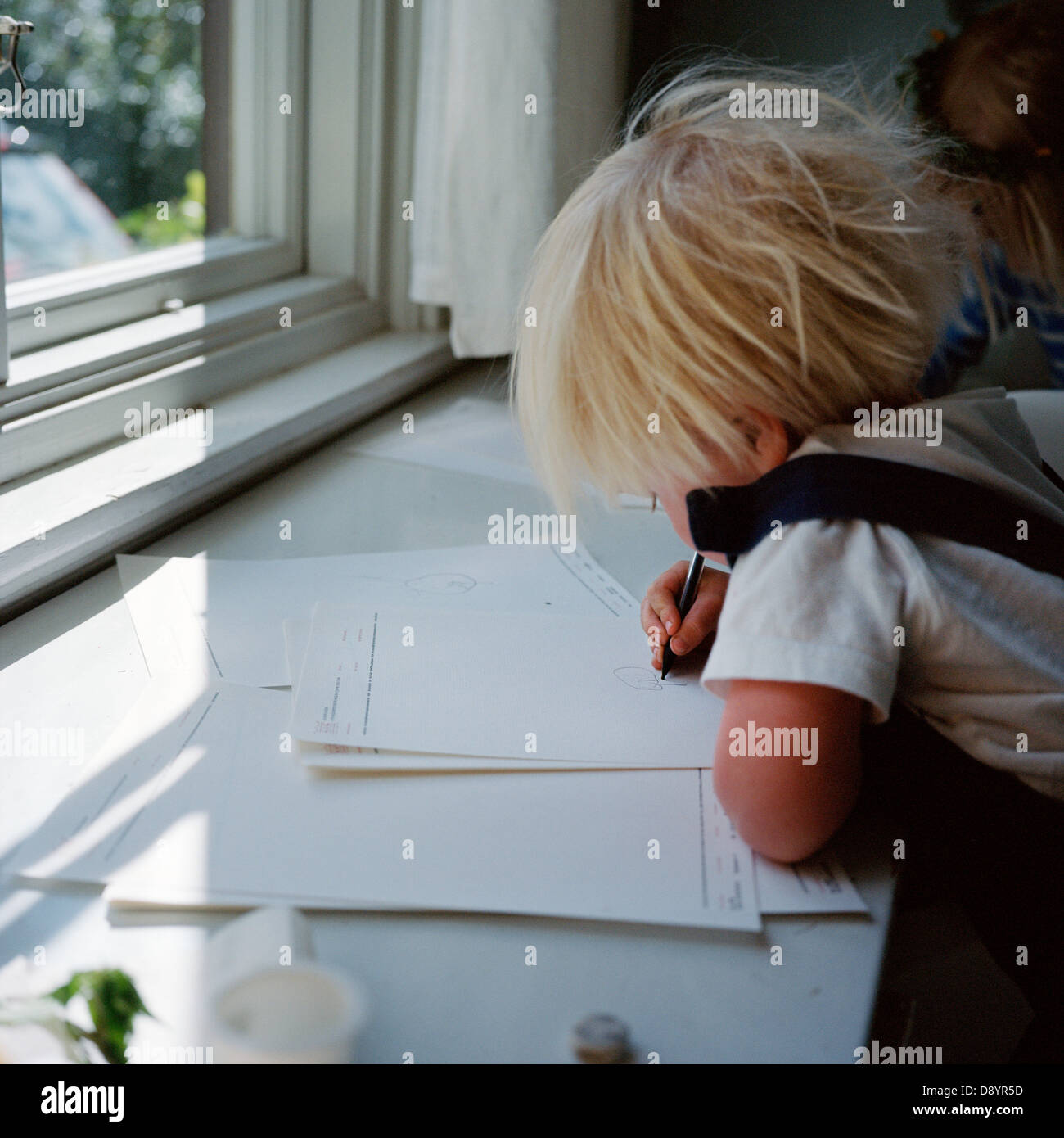 Sitting drawing boy hi-res stock photography and images - Alamy