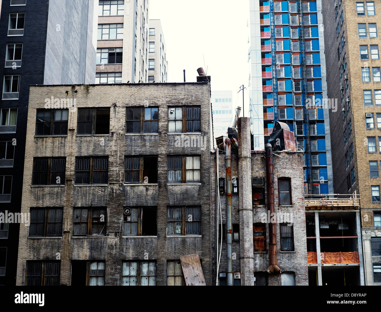 Condemned apartment building hi-res stock photography and images - Alamy