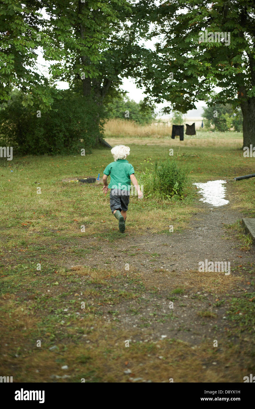 A little boy running Stock Photo - Alamy