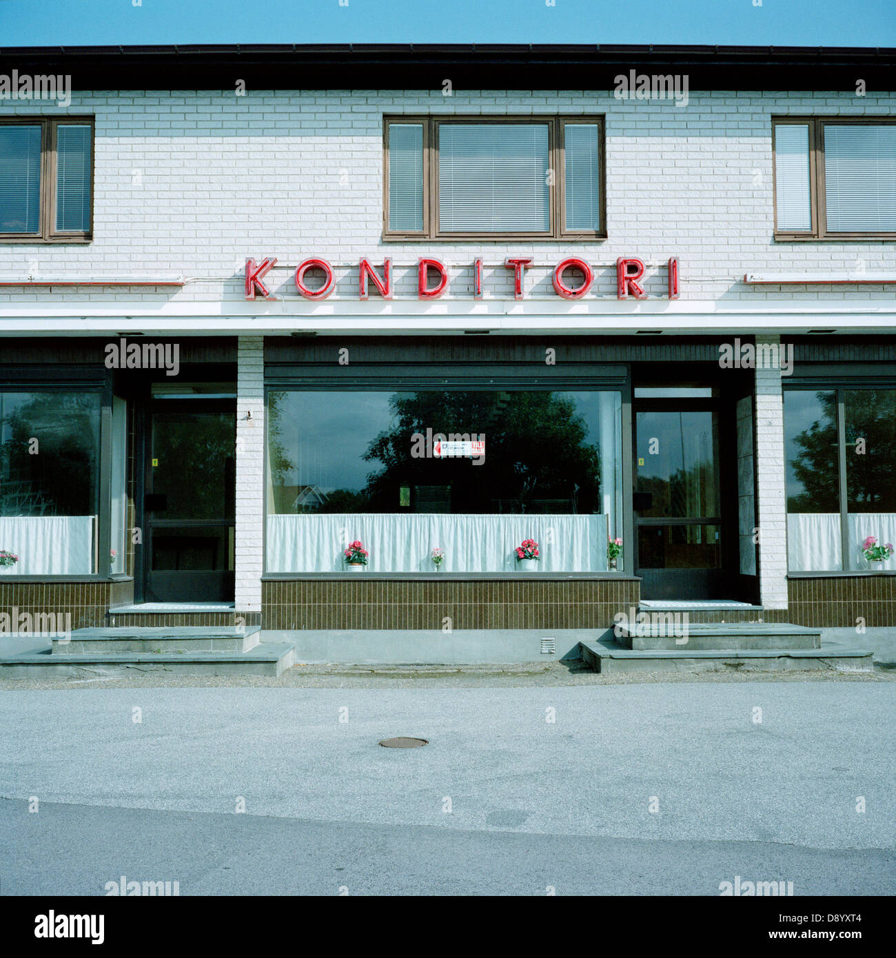 Closed down cafe hi-res stock photography and images - Alamy