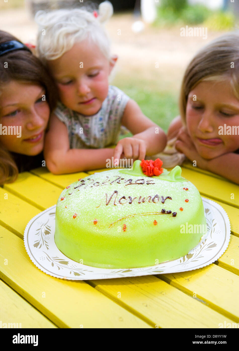 Children around birthday cake hi-res stock photography and images - Alamy