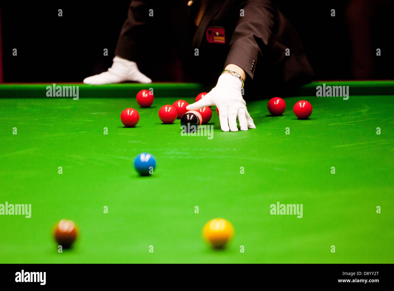 Snooker balls on a snooker table while a game is in play Stock Photo ...