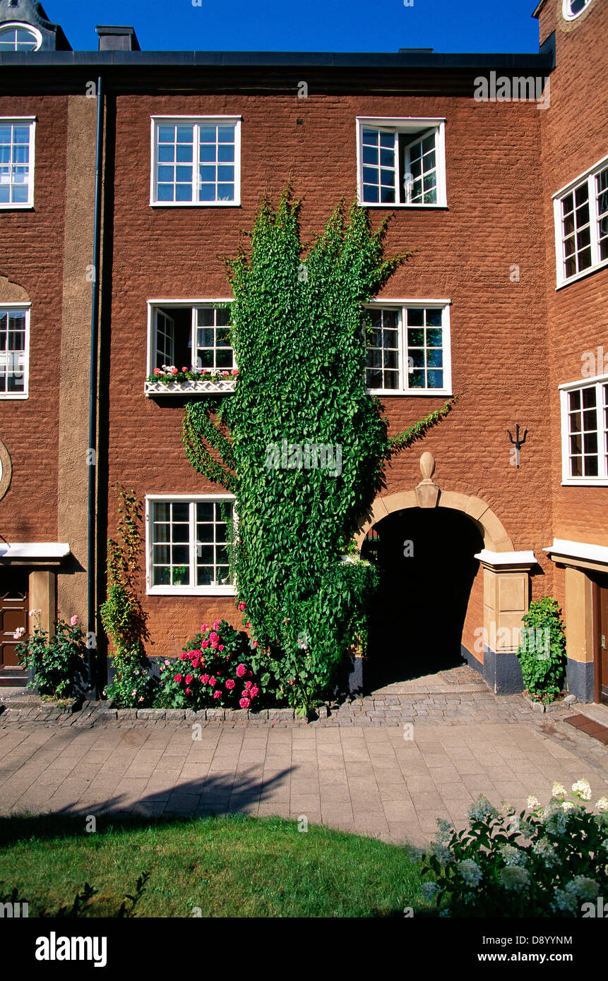 High rise building with brick hi-res stock photography and images - Alamy