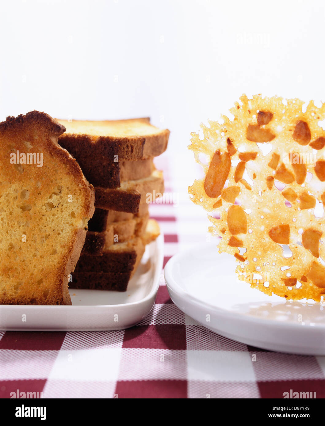Toasted sponge cake, close-up Stock Photo - Alamy