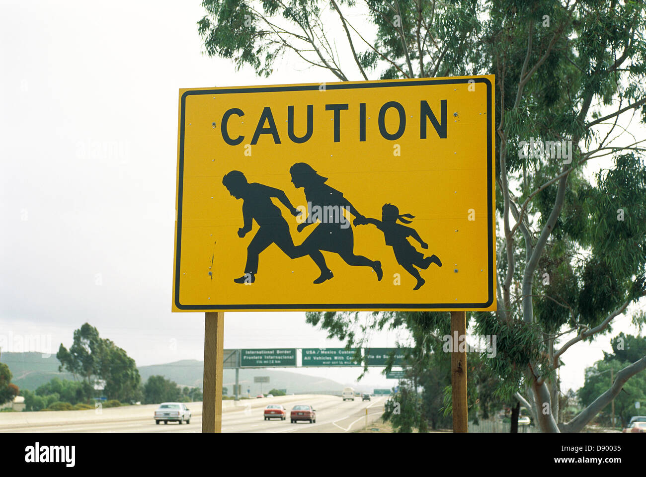 Warning sign at the boarder between USA and Mexico Stock Photo - Alamy
