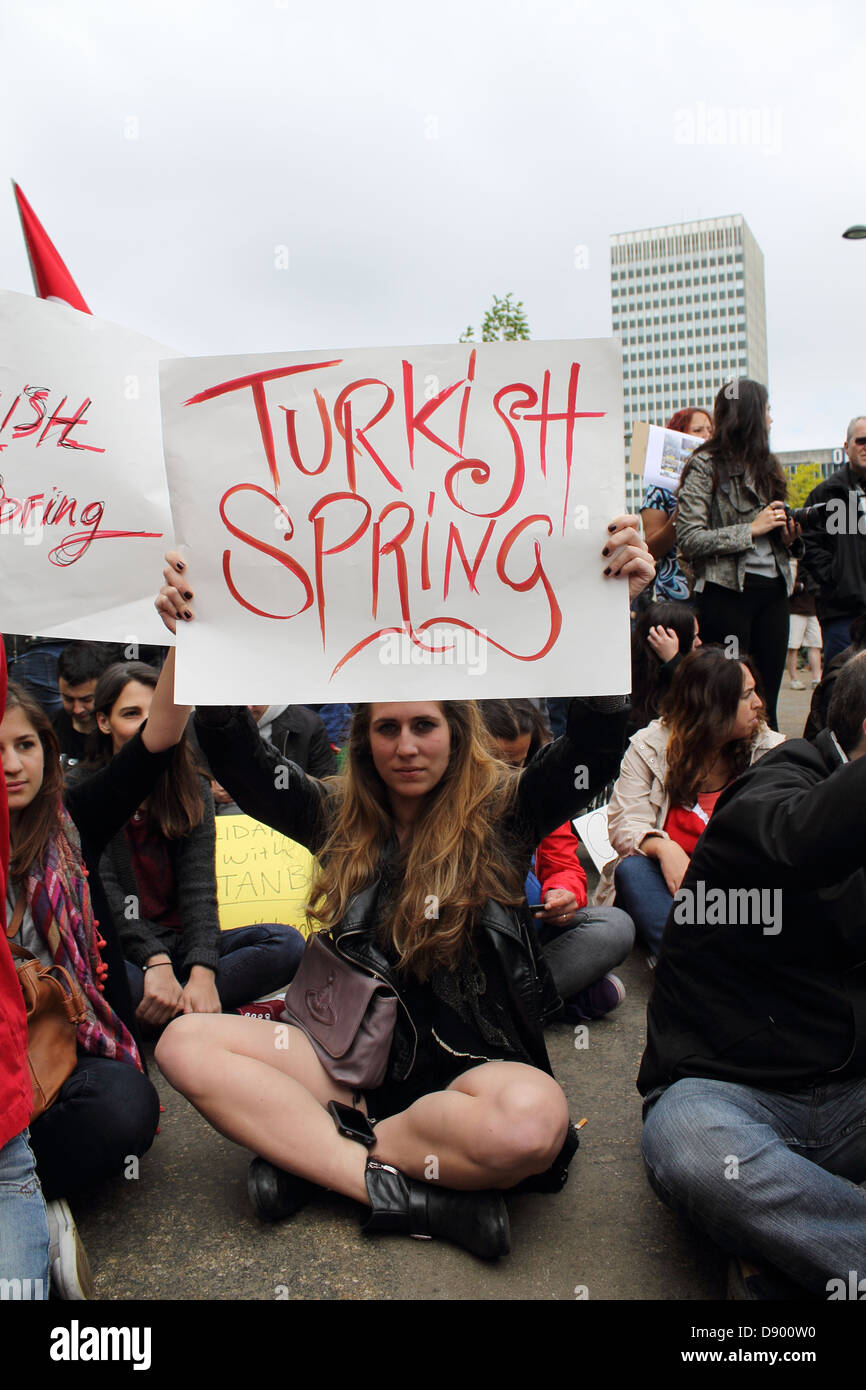 Turkish protesters gathered in London to show their support to Gezi ...