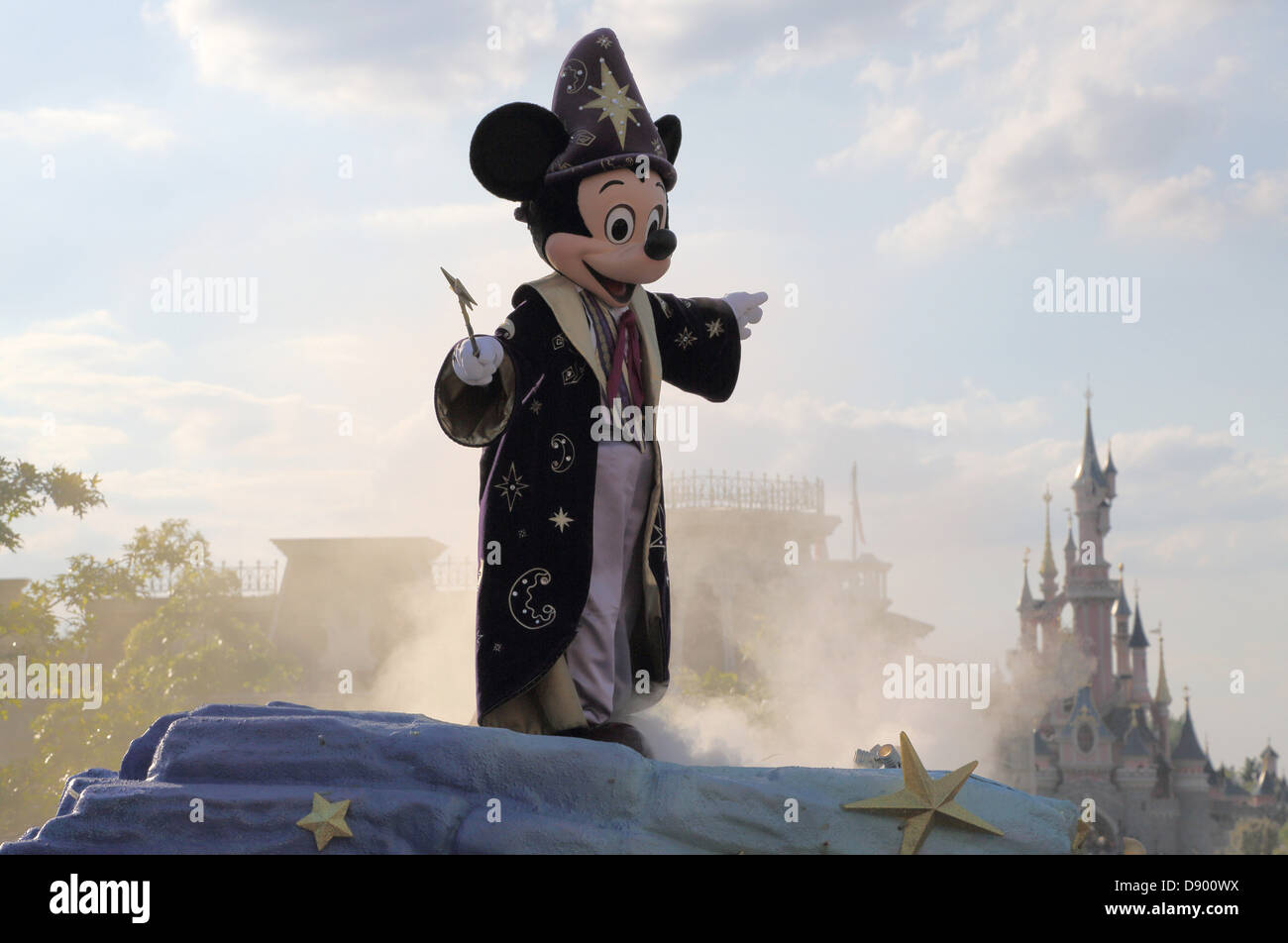 mickey mouse at eurodisney paris Stock Photo - Alamy