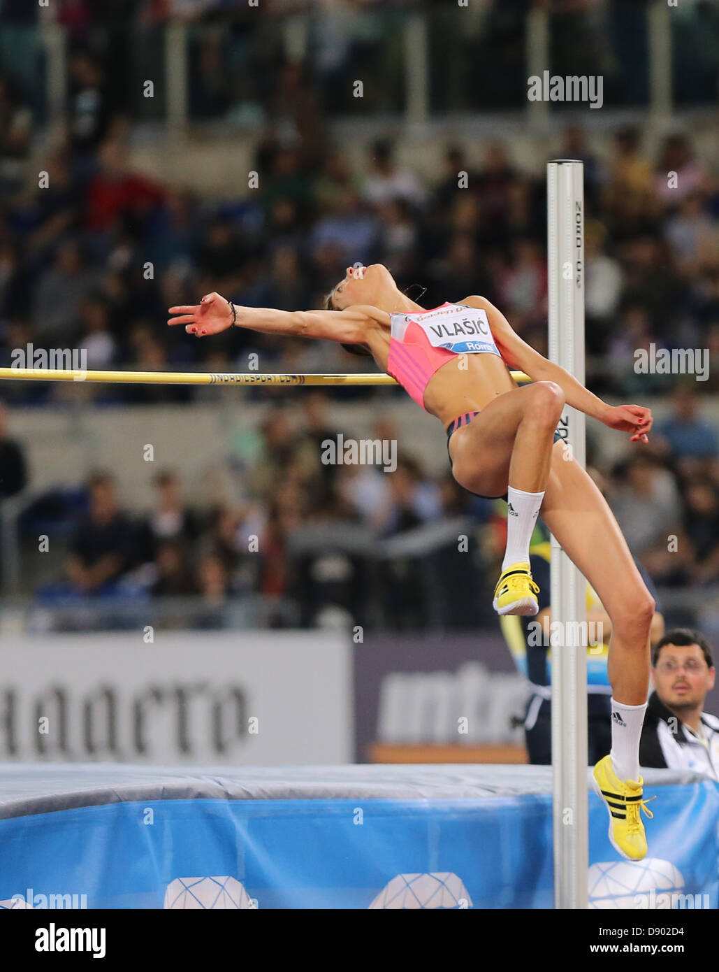 Salto in alto hi-res stock photography and images - Alamy