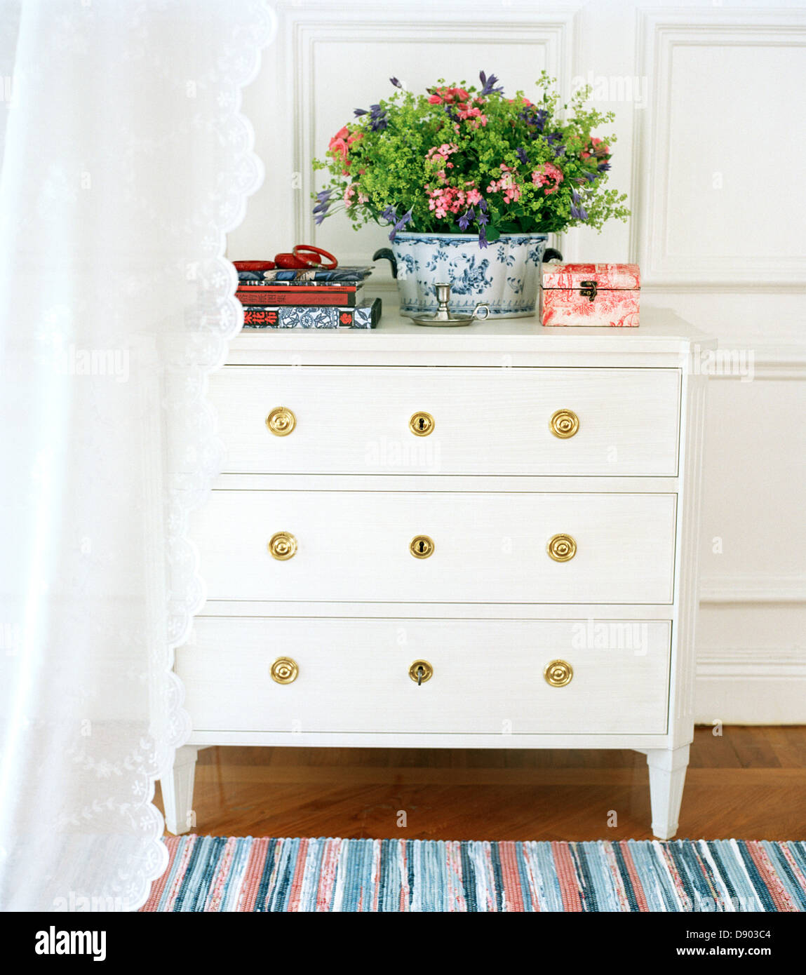 White chest drawers hi-res stock photography and images - Alamy