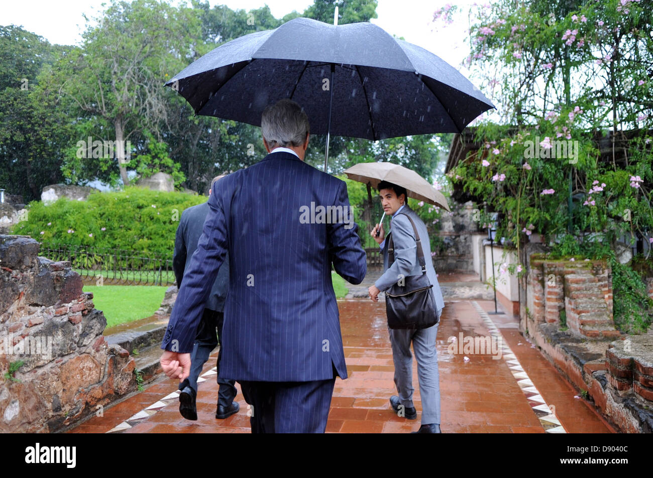 Secretary Kerry Dodges Rain Between OAS Meetings Stock Photo - Alamy
