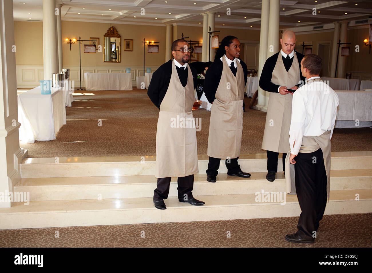 Waiters hi-res stock photography and images - Alamy