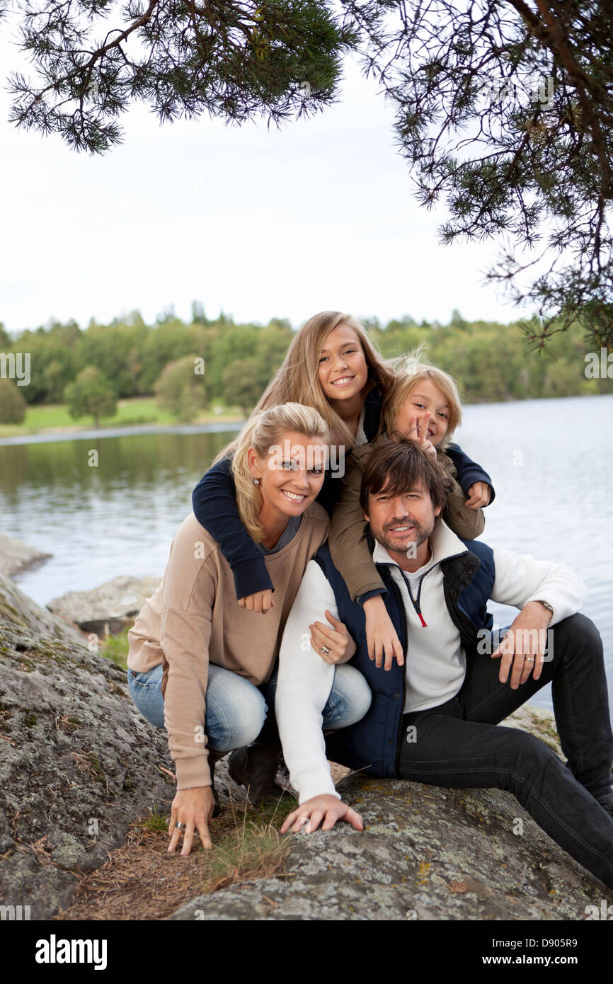 Family at lake hi-res stock photography and images - Alamy