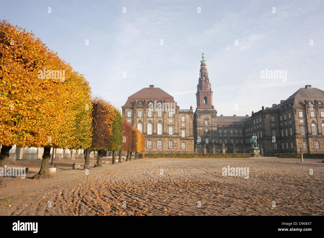 Autumn foliage in the park in front of the Christiansborg Palace ...