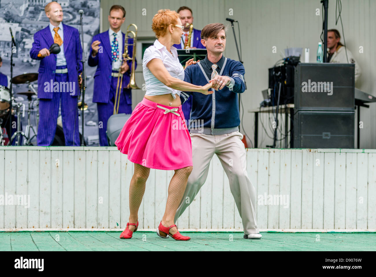 Russian couple dancing hi-res stock photography and images - Alamy
