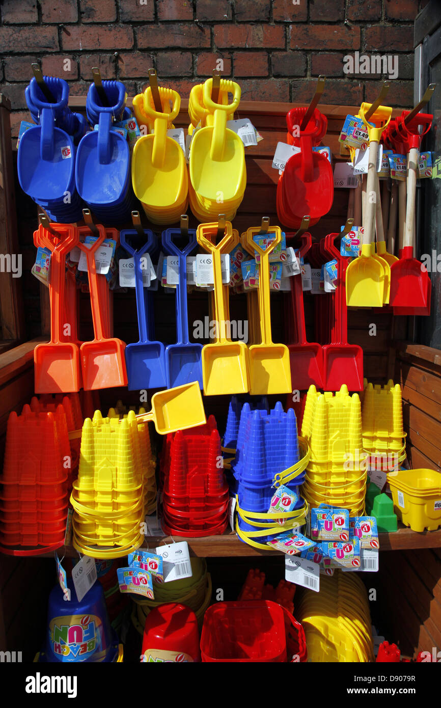 Blue and red buckets and spades hi-res stock photography and images - Alamy
