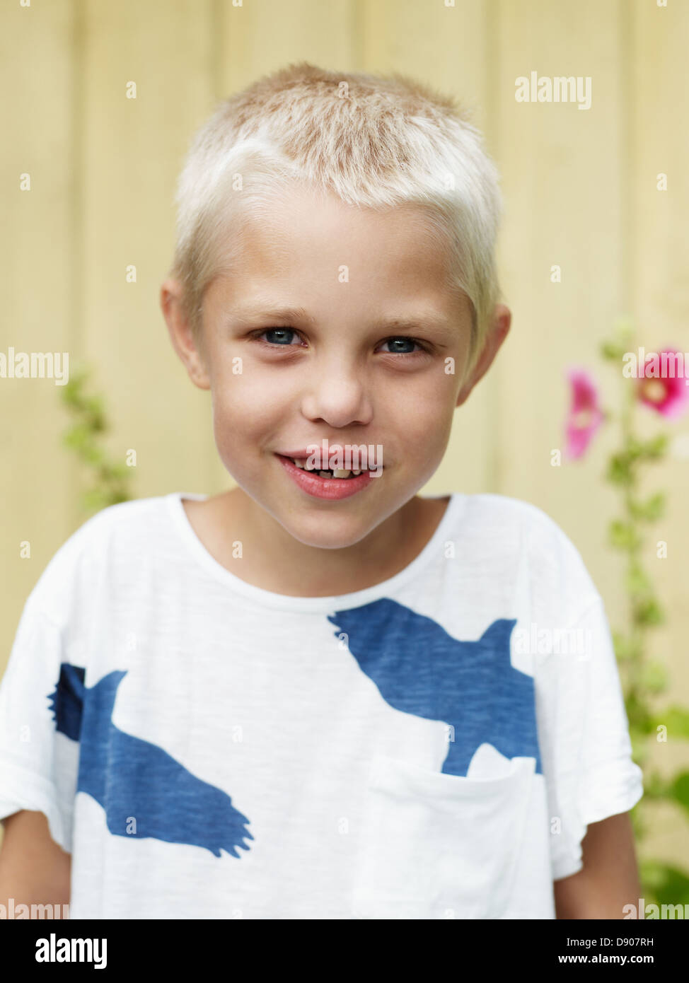 Boy head and shoulders smiling hi-res stock photography and images - Alamy