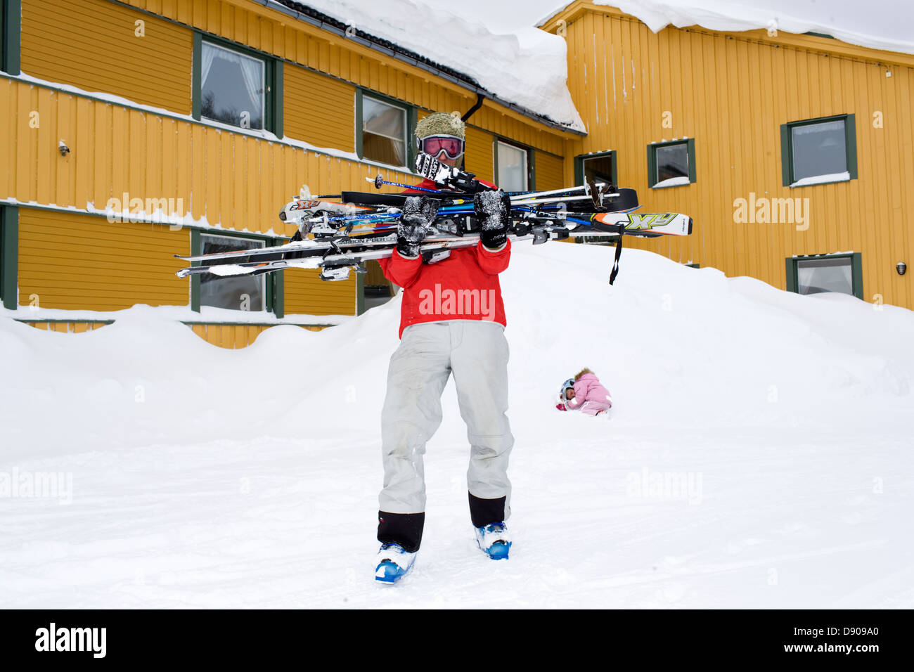 Man carry skis hi-res stock photography and images - Alamy