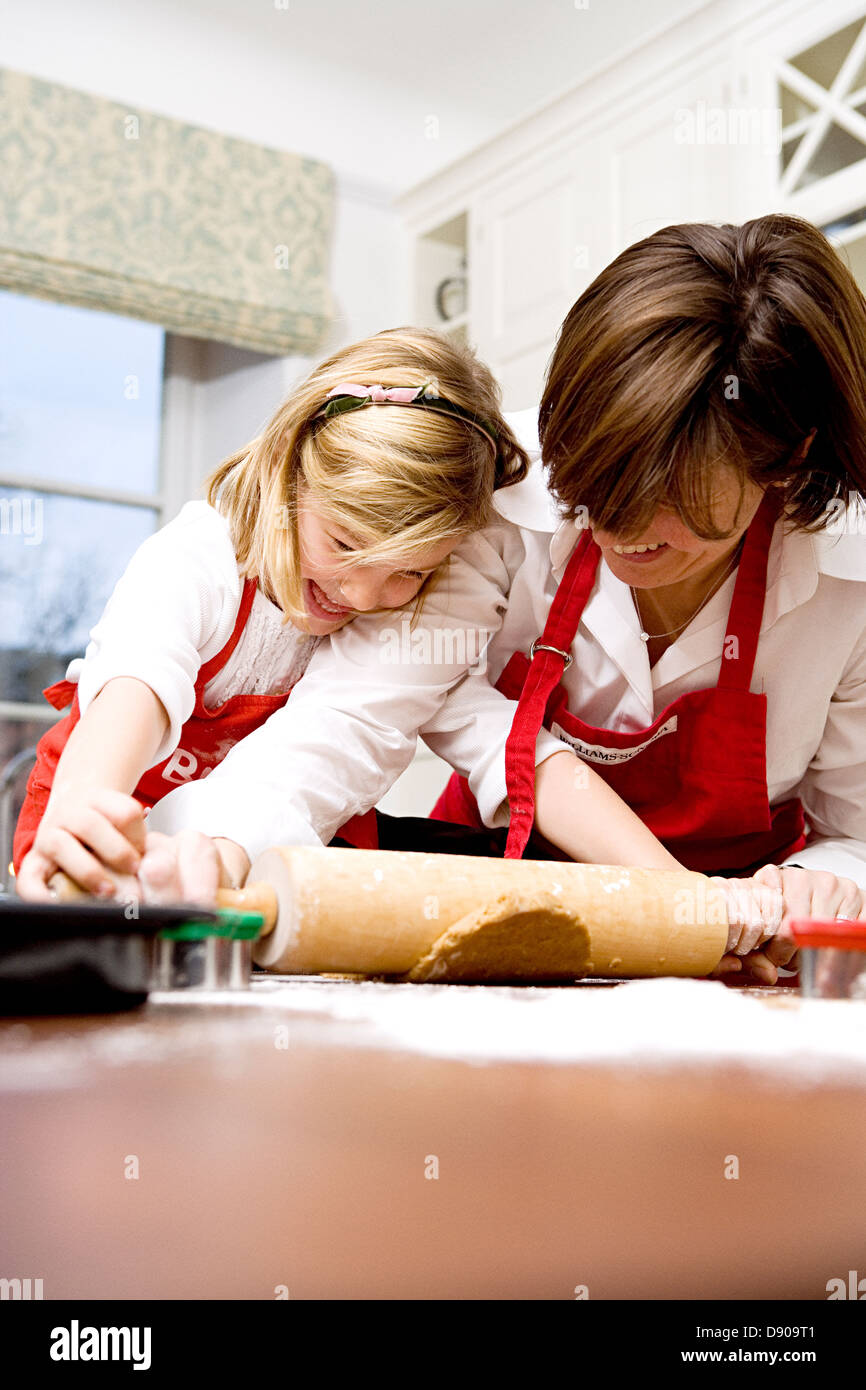 Mother and daughter baking cakes Stock Photo - Alamy