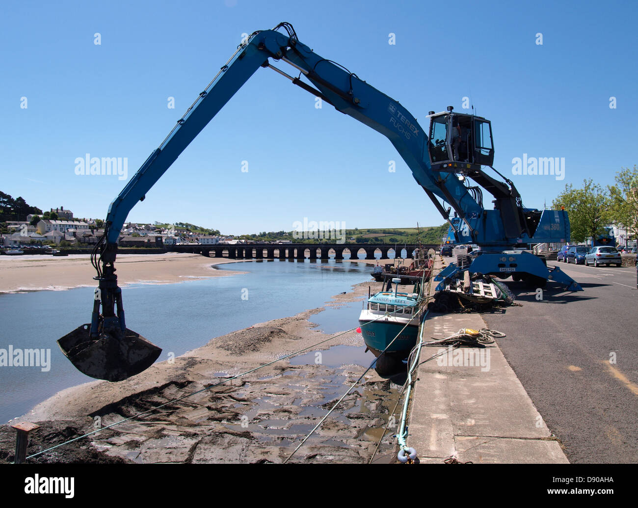 Terex Fuchs MHL 360 Industrial excavator, dredging sand from the quay ...