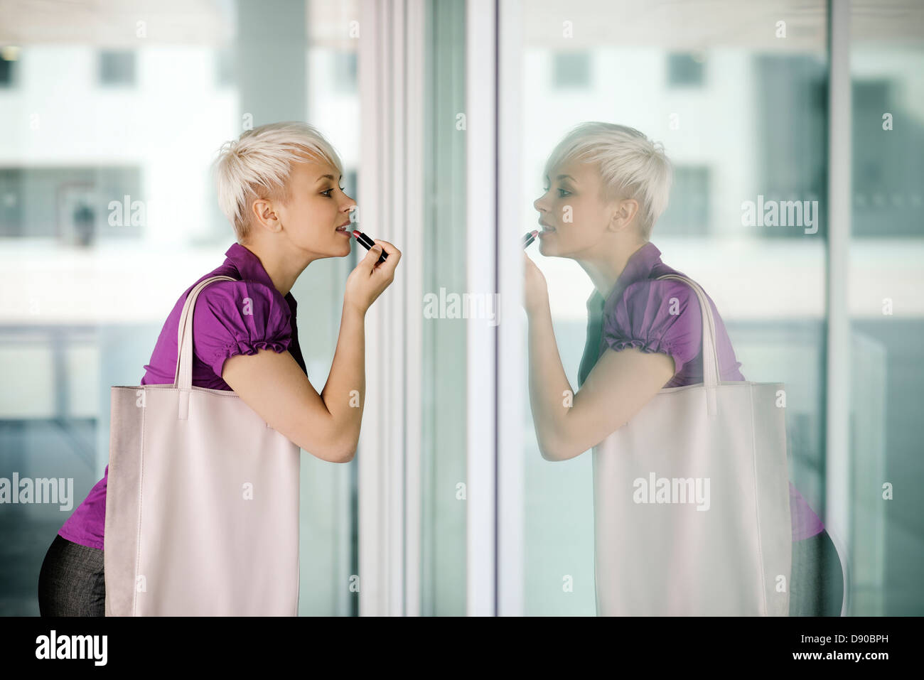Outdoor woman makeup applying hi-res stock photography and images - Alamy
