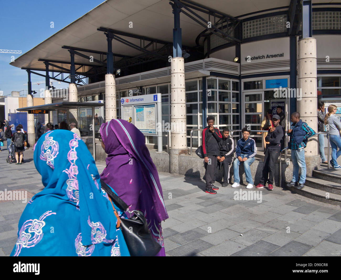 Muslim women street hi-res stock photography and images - Alamy