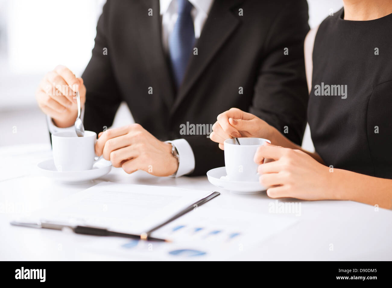woman hand signing contract paper Stock Photo - Alamy