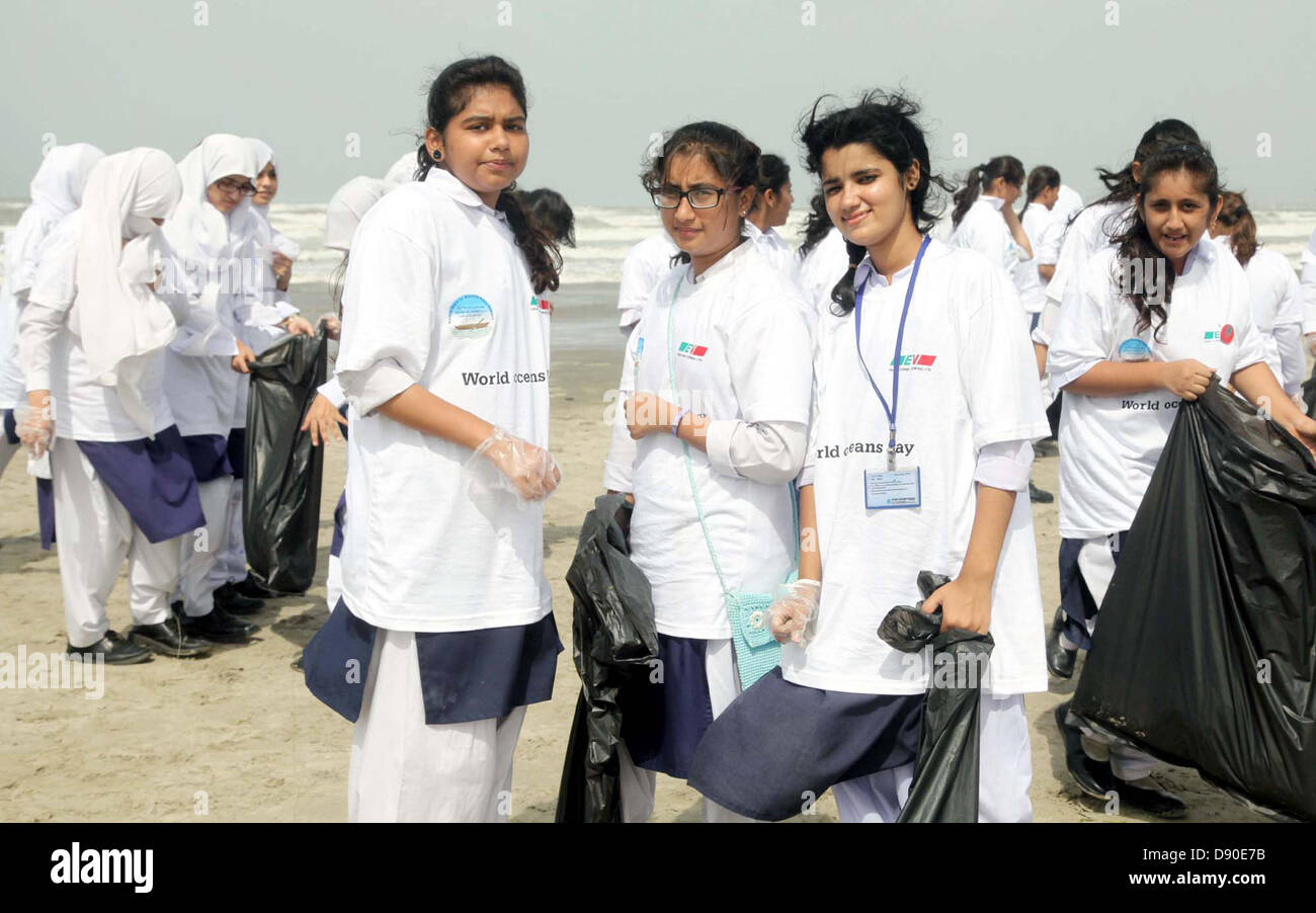 Students take part in beach cleaning campaign on Universal ...