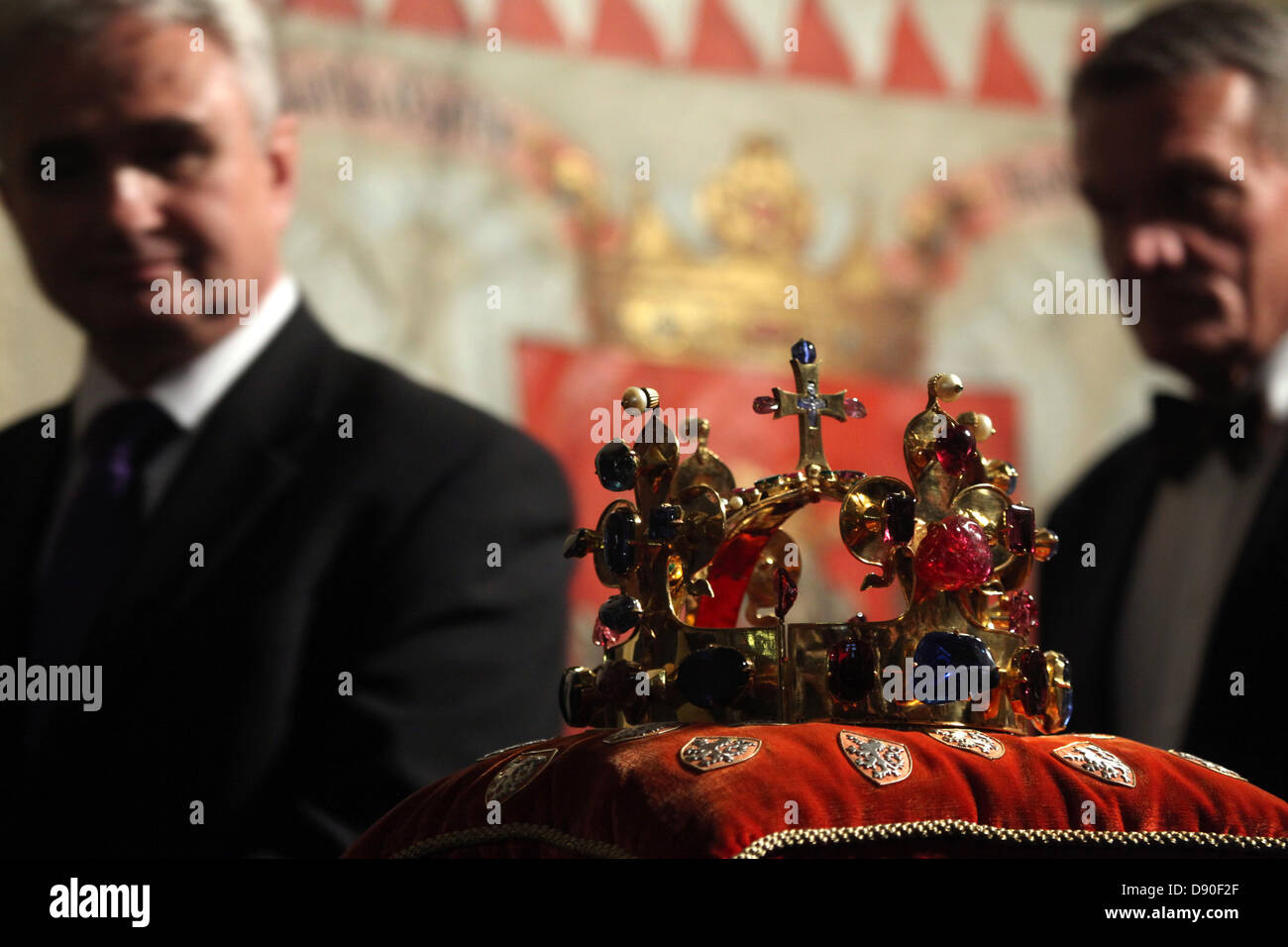 L R crown High Resolution Stock Photography and Images - Alamy