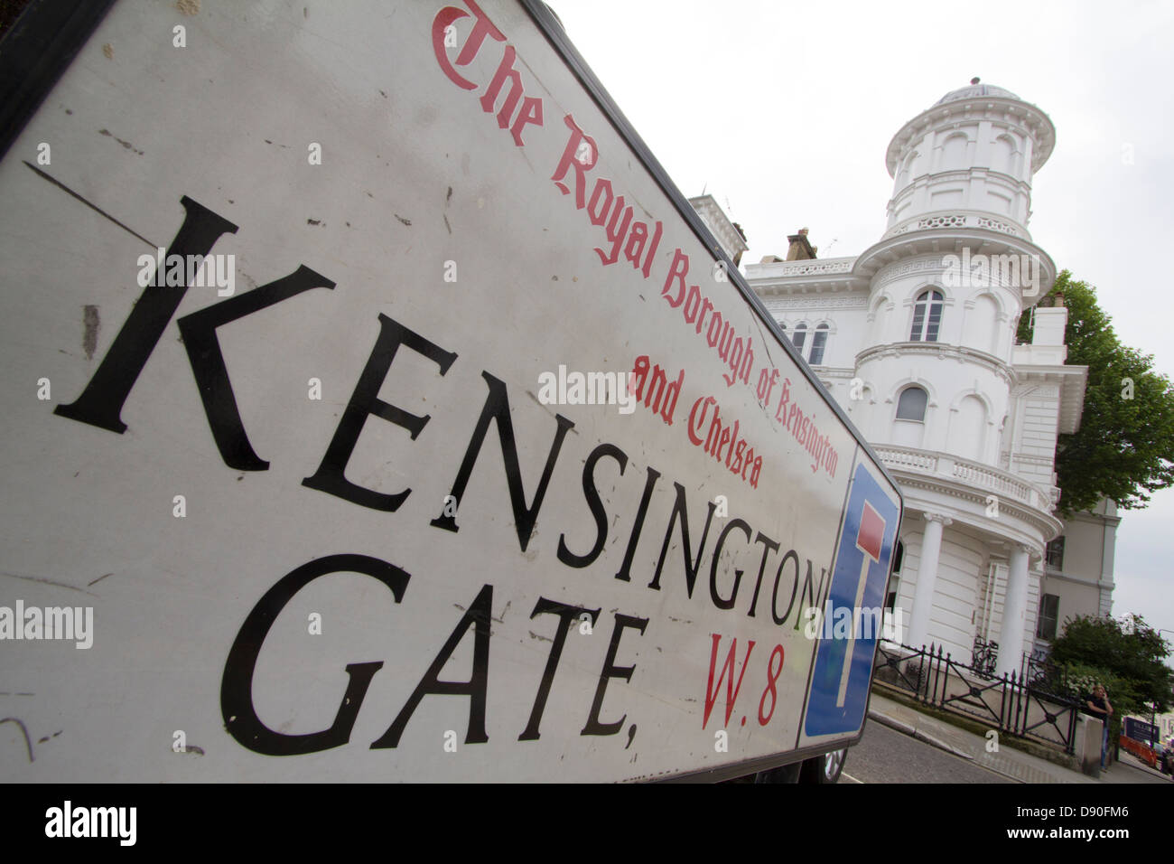 Gate with sign hi-res stock photography and images - Alamy