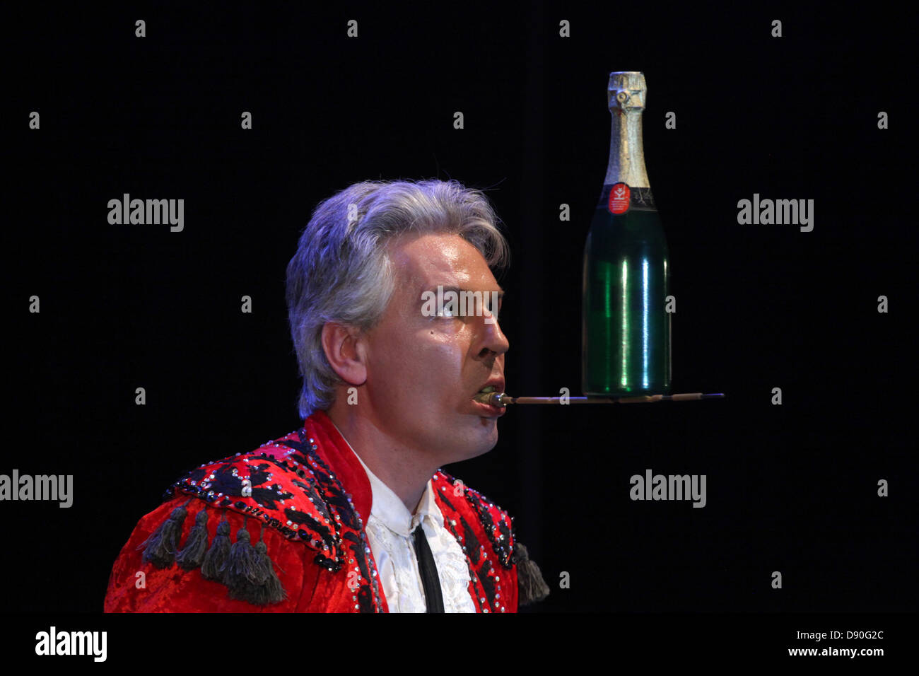 Circus artist hi-res stock photography and images - Alamy