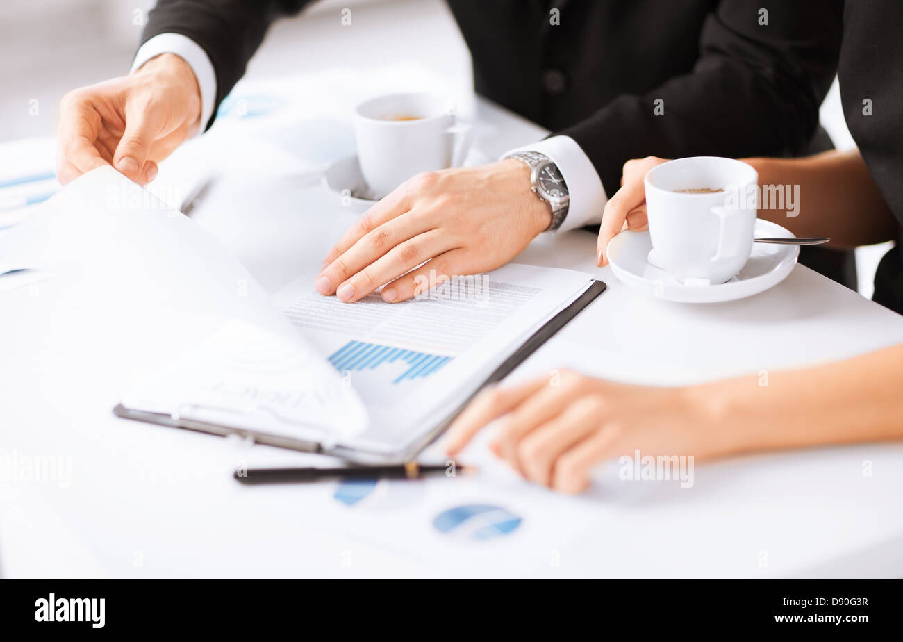 woman hand signing contract paper Stock Photo - Alamy
