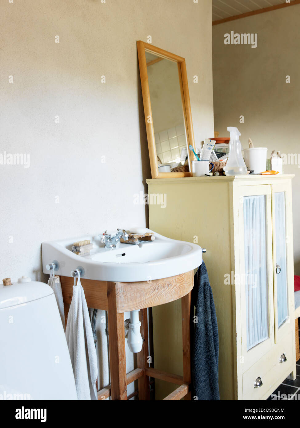 Clean basin and linen in toilet Stock Photo - Alamy