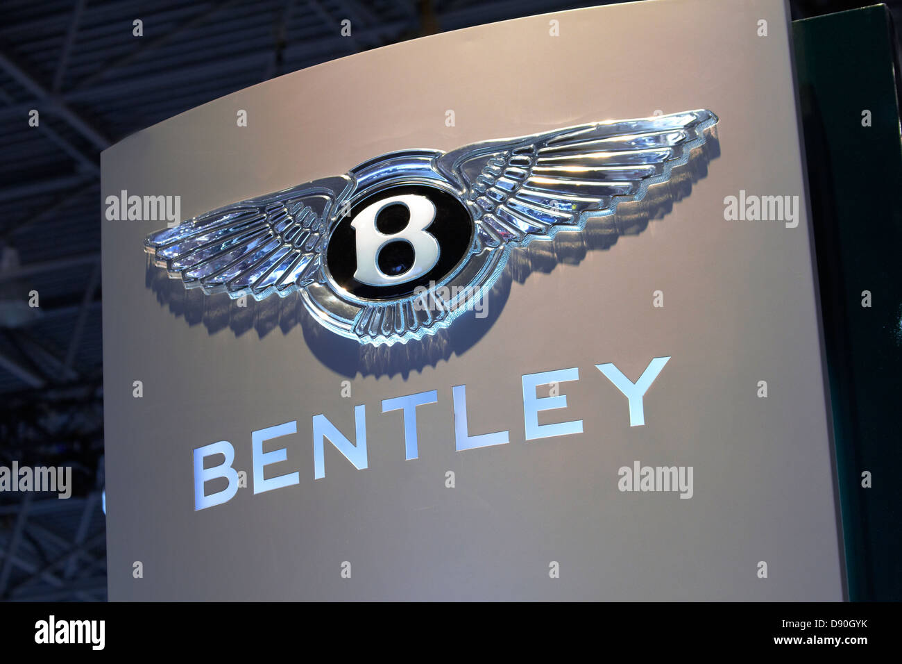 Bentley emblem hi-res stock photography and images - Alamy
