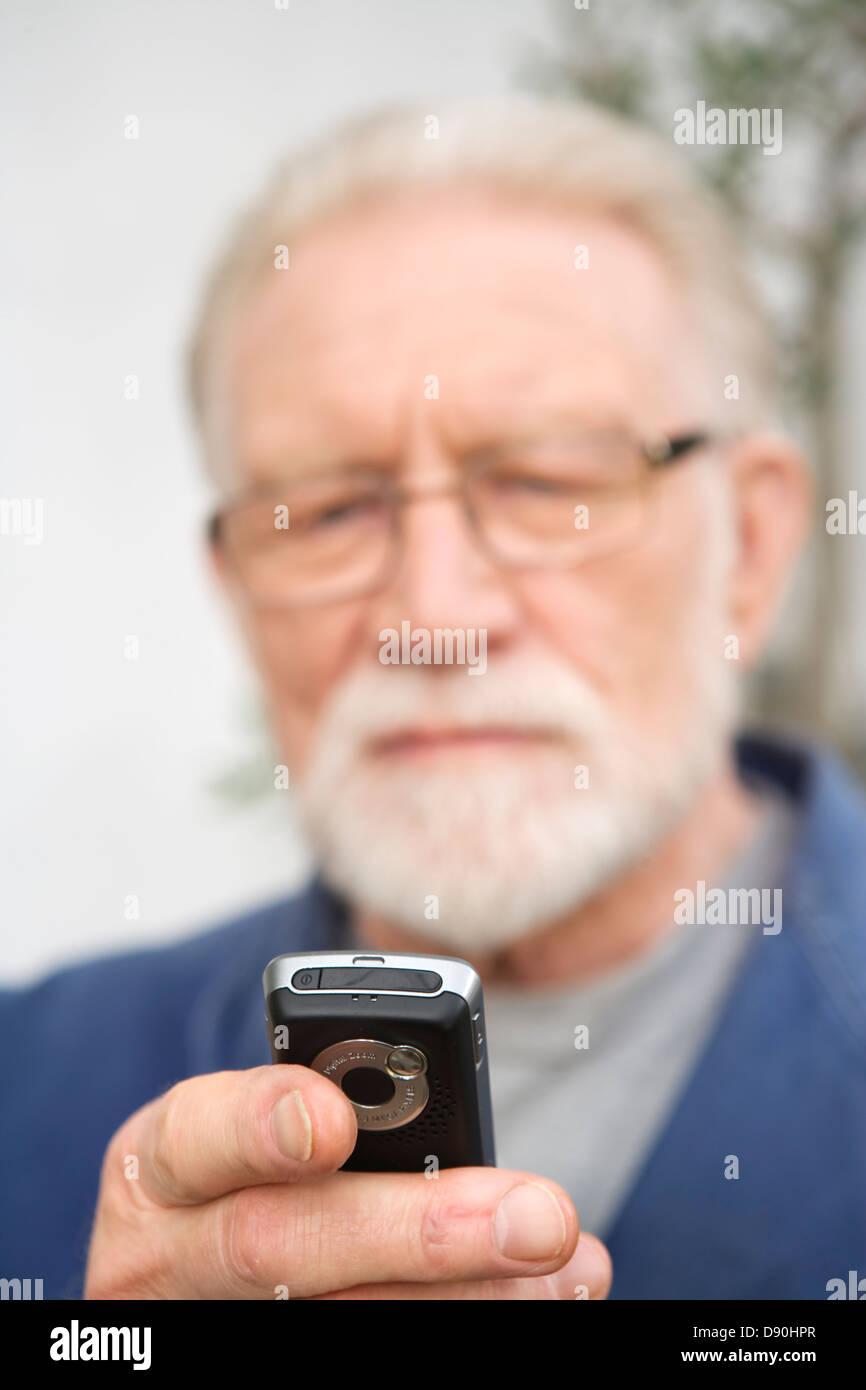 An elderly man using a cell phone Stock Photo - Alamy