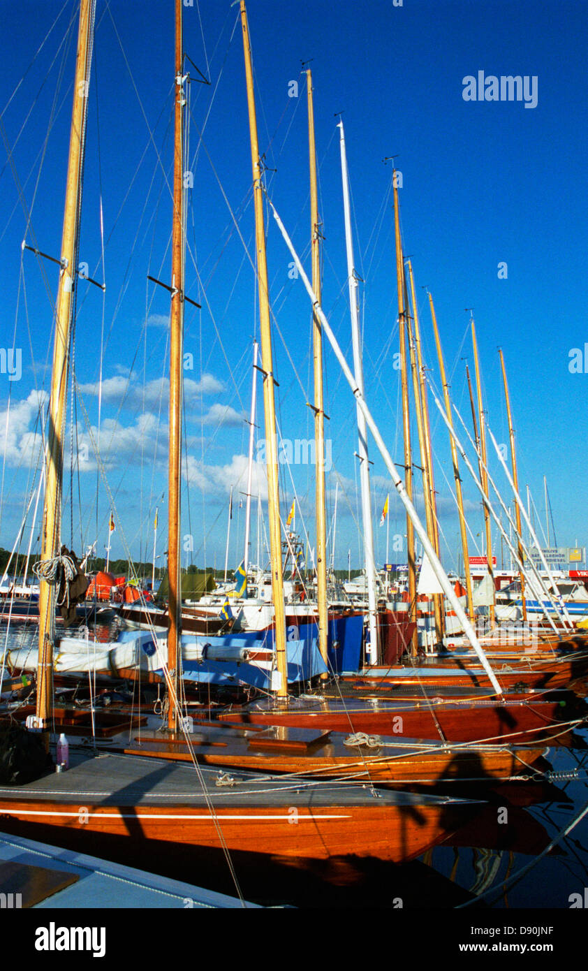 Row of boats hi-res stock photography and images - Alamy