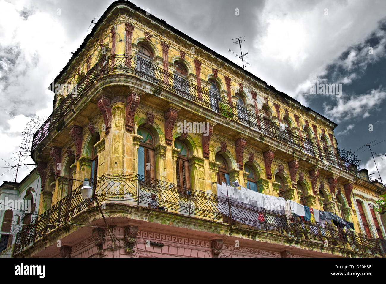 Havana corner building Stock Photo - Alamy